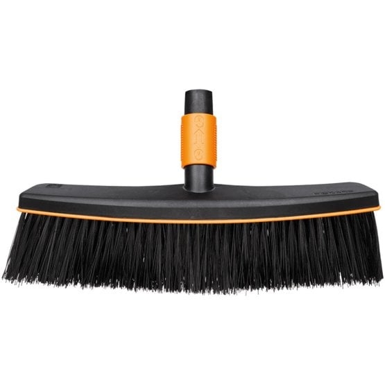 Kjøpe Fiskars QuikFit Patio-kost | Teknikproffset.no